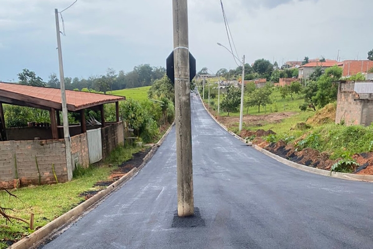Poste Instalado no meio da Rua em Botucatu - Paulista FM